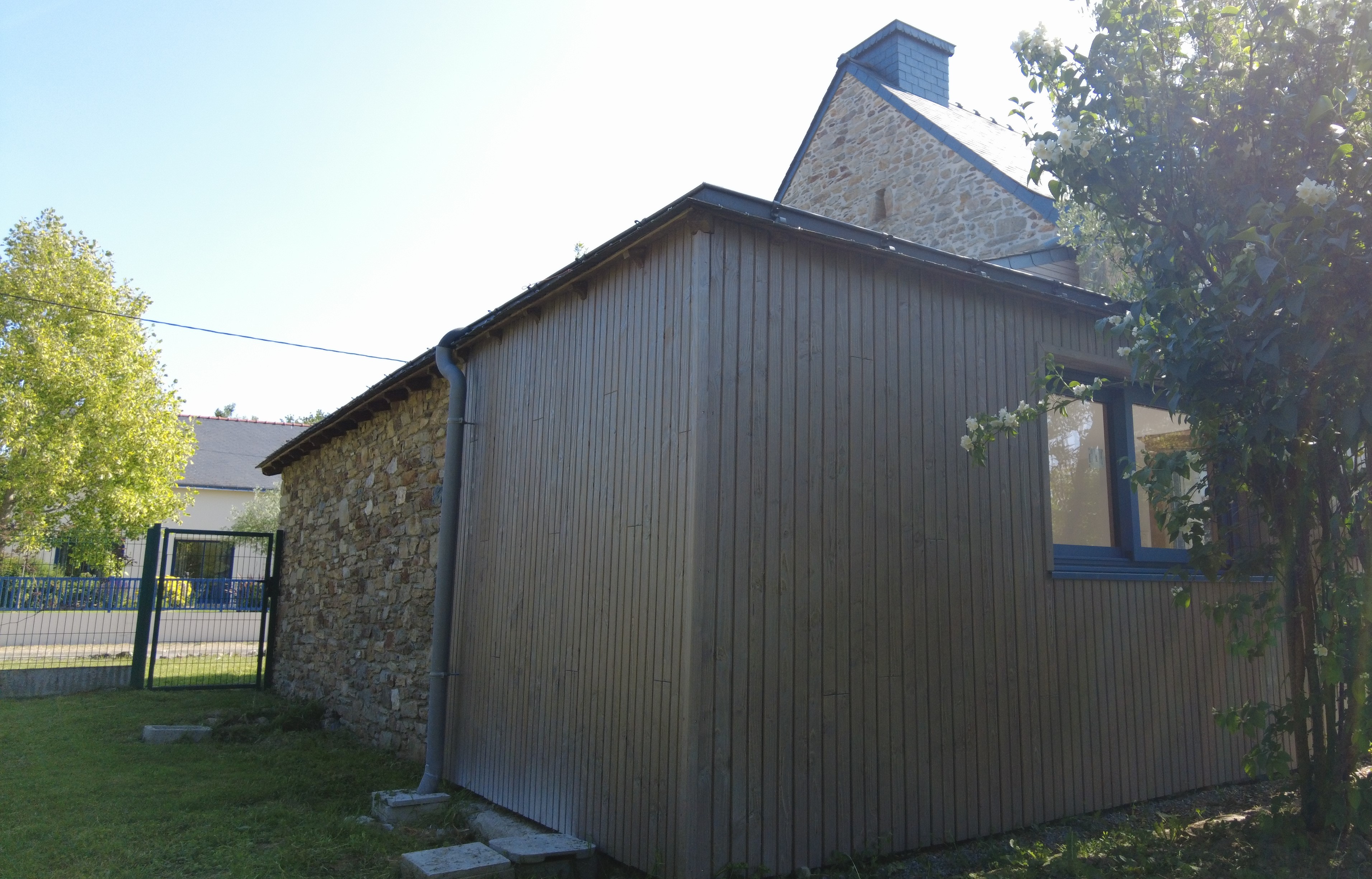 Une extension pour un maison en pierre réalisée par Réno Bâti Ouest